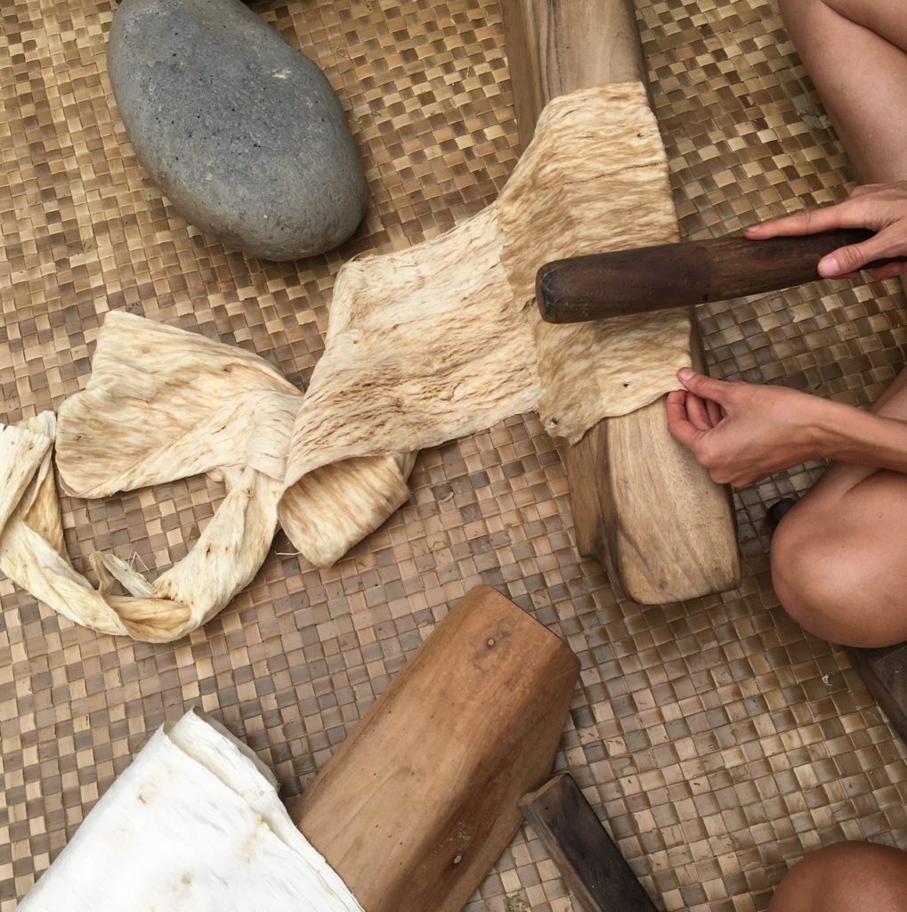 IX – THE LEGENDARY ORIGIN OF KAPA – Tales of Hawai'i